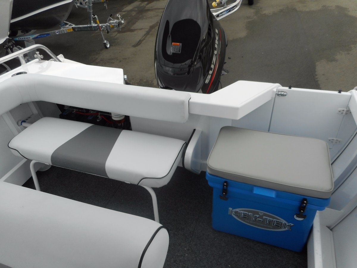 2016 Stessl 560 Trophy Centre Console | Boat Research | Boats Online